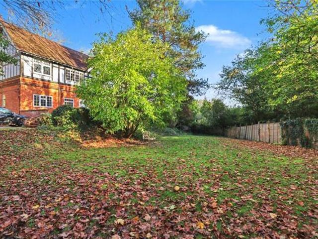 1 Bedroom Apartment Woking Surrey 98205031