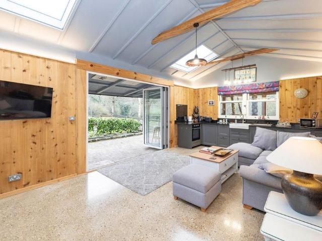 1 bedroom barn conversion to rent