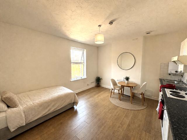 1 bedroom bedsit to rent