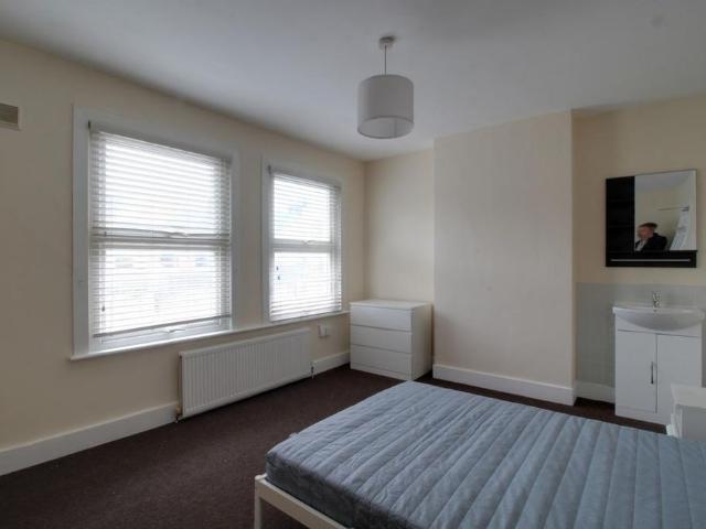 1 bedroom bedsit to rent