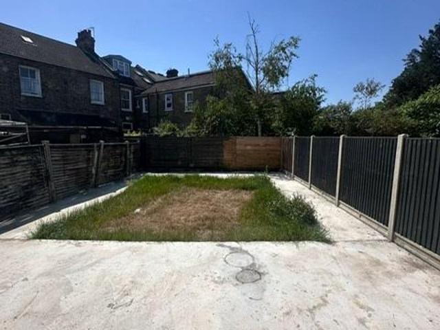1 bedroom bedsit to rent