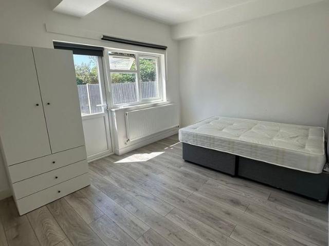 1 bedroom bedsit to rent