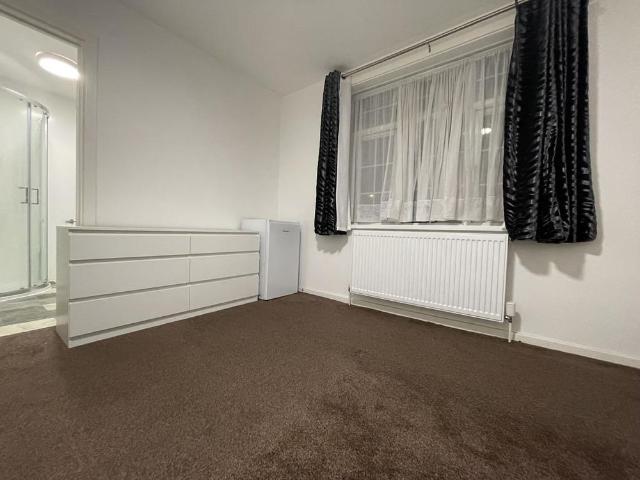 1 bedroom bedsit to rent