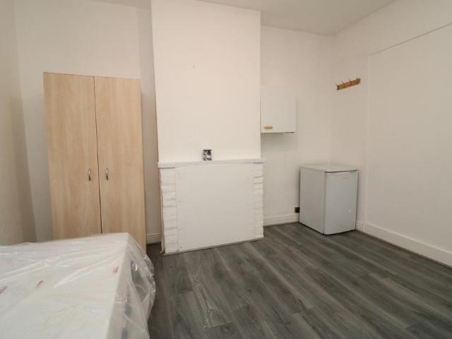 1 bedroom bedsit to rent