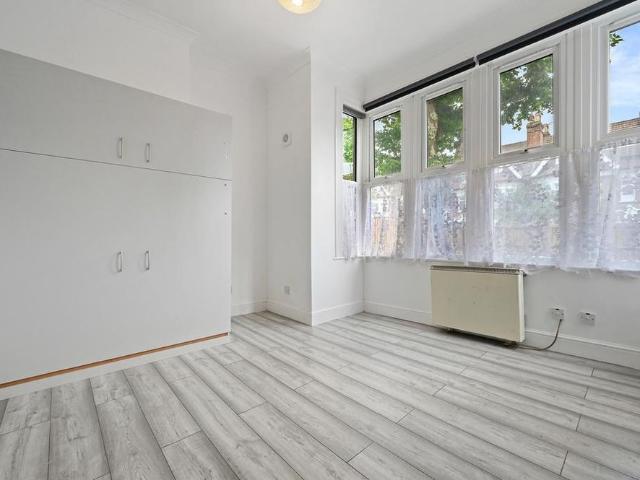 1 bedroom block of apartments to rent