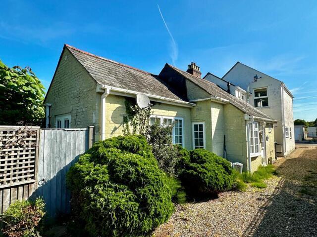 1 Bedroom Bungalow Lymington Hampshire 101168623