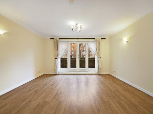 1 bedroom gated flat with parking, pool, sauna,gym