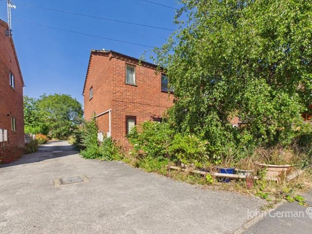 1 bedroom ground maisonette for sale
