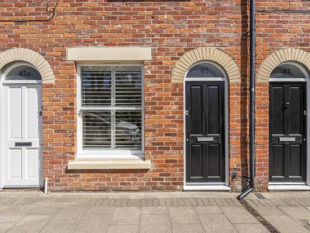 1 bedroom ground maisonette for sale