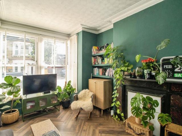 1 bedroom ground maisonette for sale