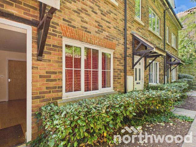 1 bedroom ground maisonette to rent