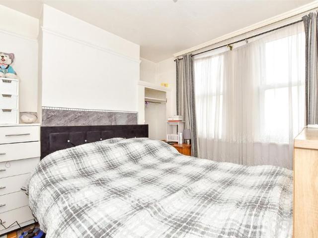 1 bedroom ground flat for sale