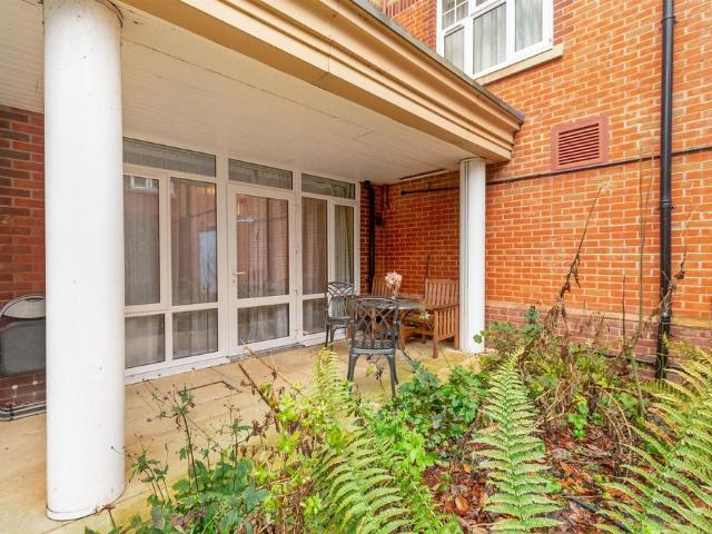 1 bedroom ground flat for sale