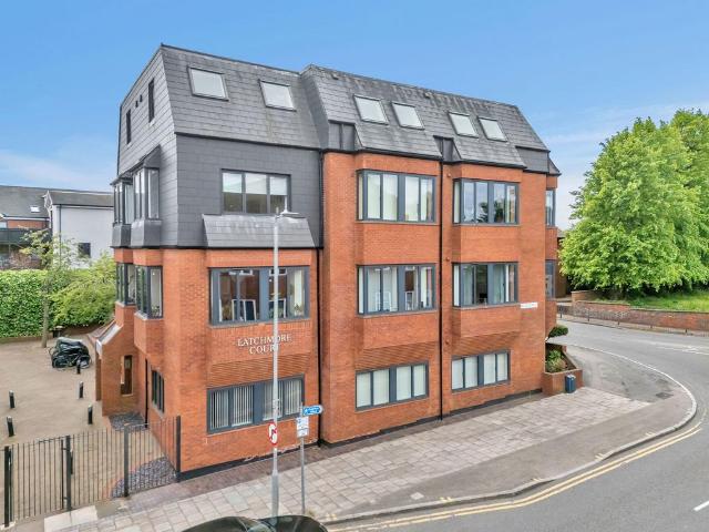 1 bedroom ground flat for sale
