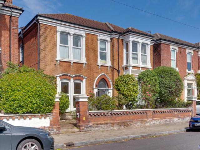 1 bedroom ground flat for sale