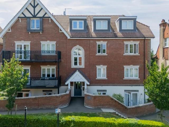1 bedroom ground flat for sale