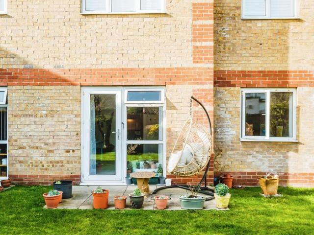 1 bedroom ground flat for sale