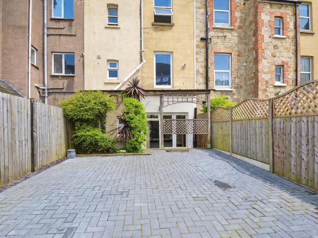1 bedroom ground flat for sale