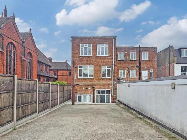 1 bedroom ground flat for sale