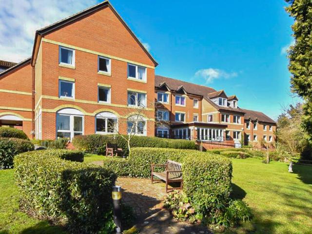 1 bedroom ground flat for sale