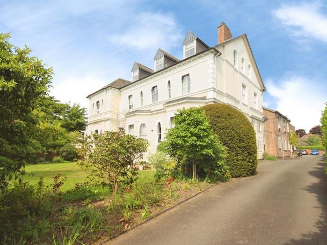1 bedroom ground flat for sale
