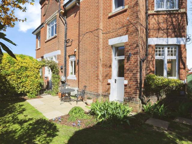 1 bedroom ground flat for sale