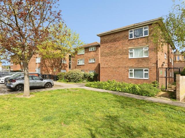 1 bedroom ground flat for sale