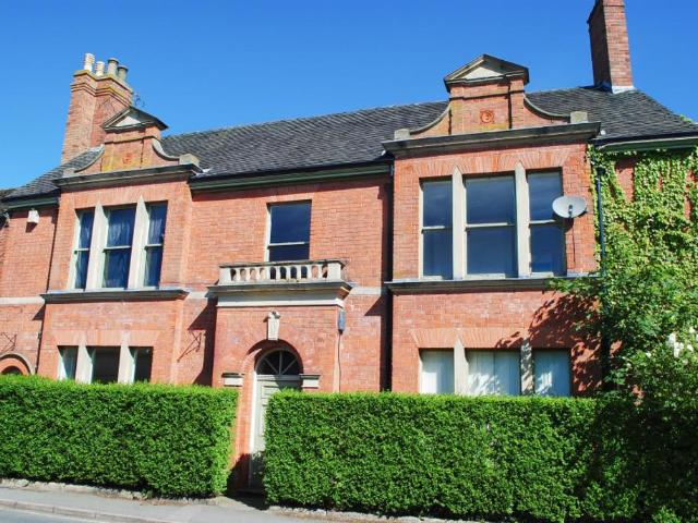 1 bedroom ground flat for sale