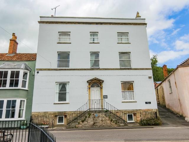 1 bedroom ground flat for sale