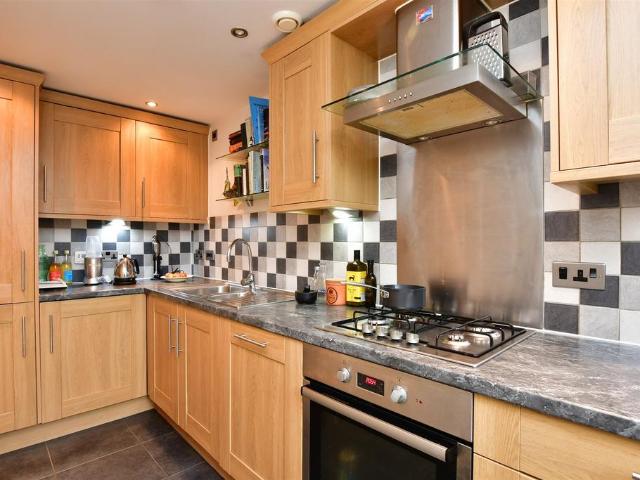 1 bedroom ground flat for sale