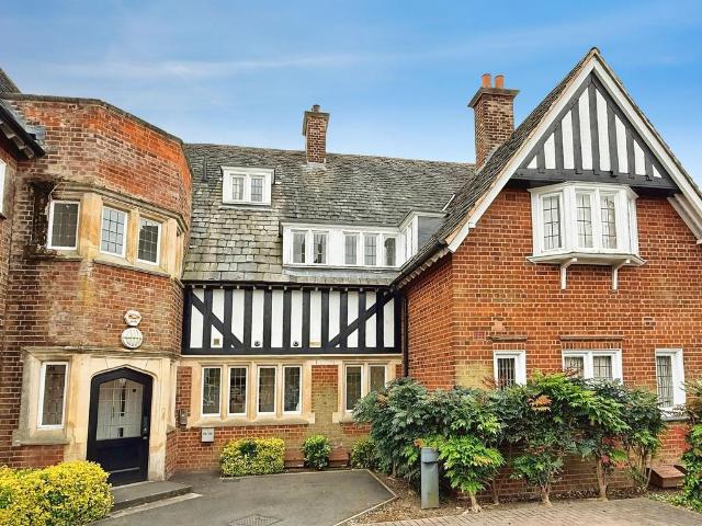 1 bedroom ground flat for sale