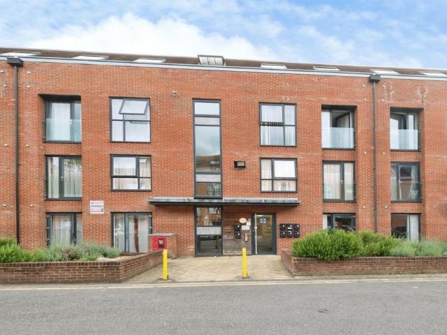 1 bedroom ground flat for sale