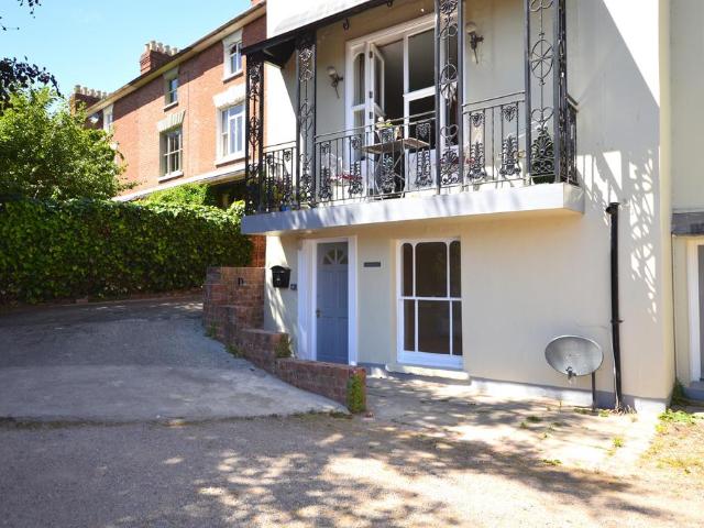 1 bedroom ground flat for sale