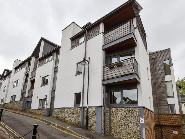 1 bedroom ground flat for sale