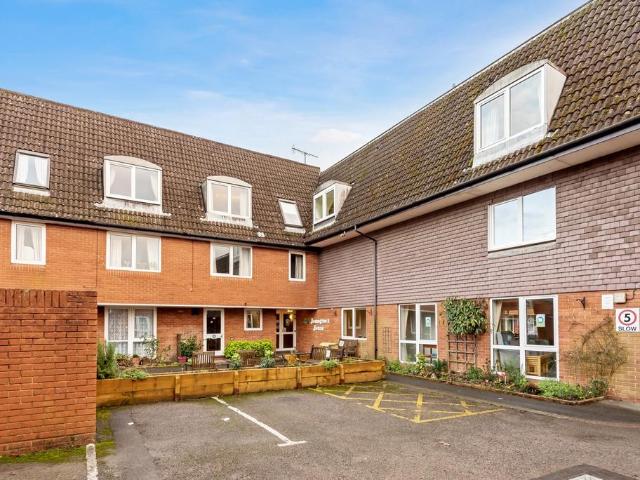 1 bedroom ground flat for sale