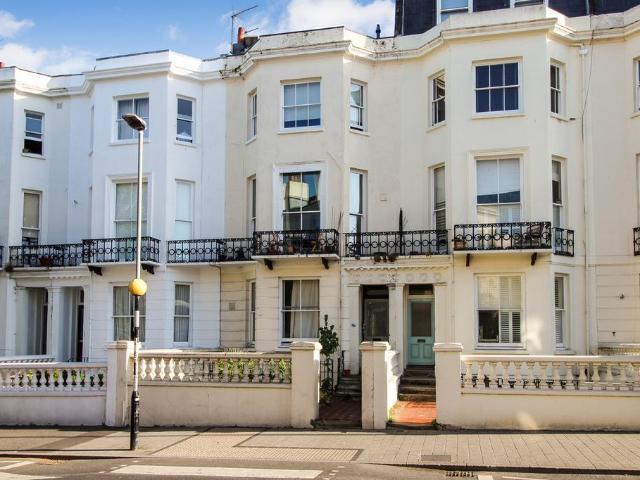 1 bedroom ground flat for sale
