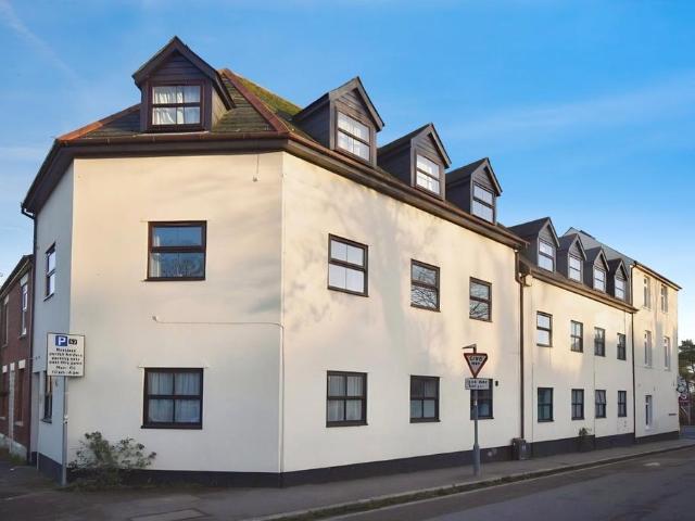 1 bedroom ground flat for sale