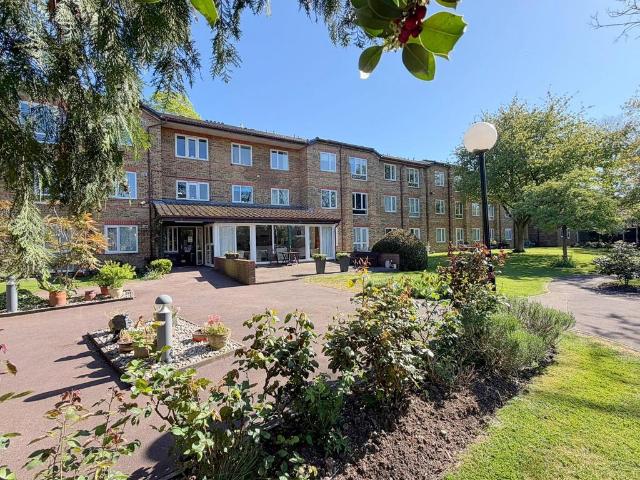 1 bedroom ground flat for sale