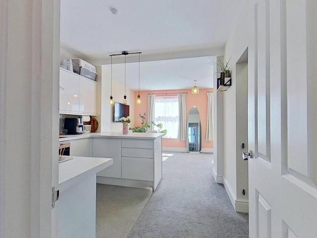 1 bedroom ground flat for sale