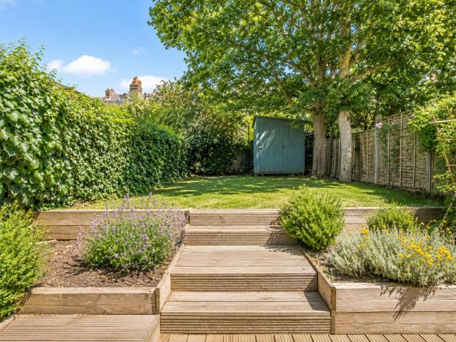 1 bedroom ground flat for sale