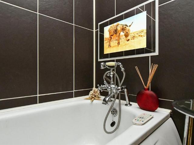 1 bedroom ground flat for sale