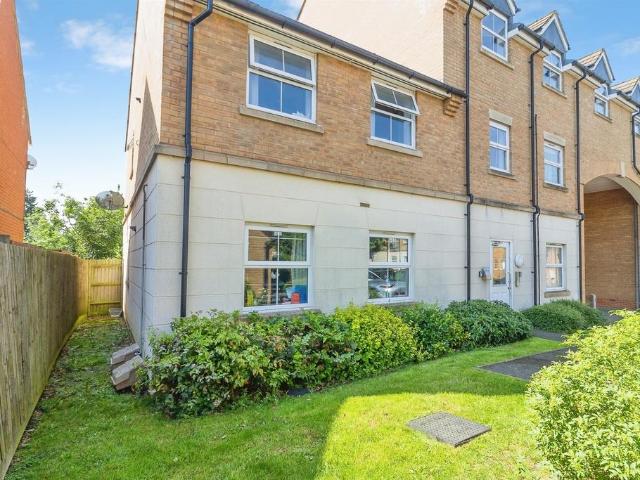 1 bedroom ground flat for sale