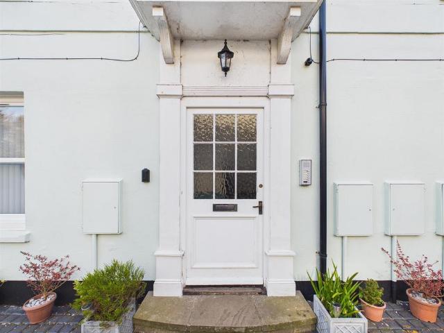 1 bedroom ground flat for sale