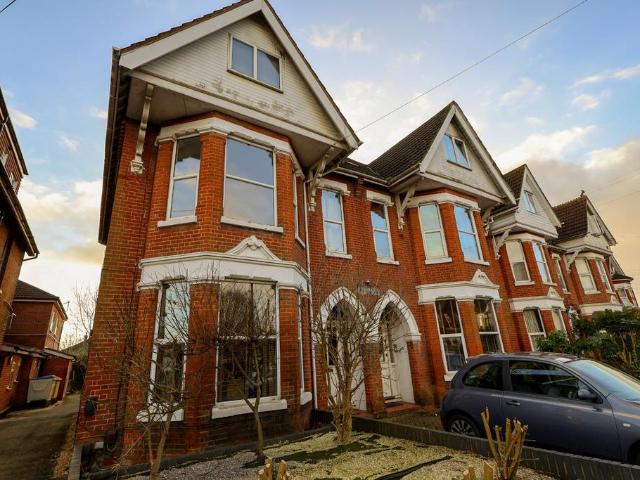 1 bedroom ground flat for sale