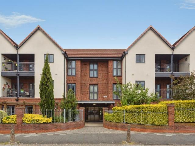 1 bedroom ground flat for sale