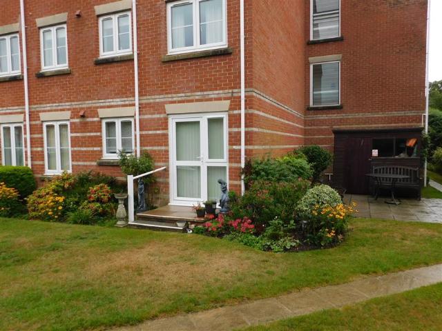 1 bedroom ground flat for sale
