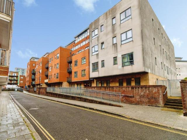 1 bedroom ground flat for sale