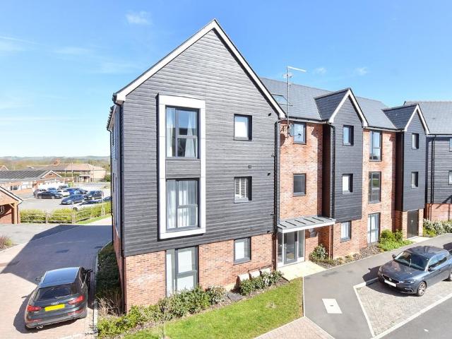 1 bedroom ground flat for sale