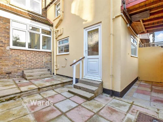 1 bedroom ground flat for sale