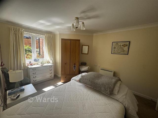 1 bedroom ground flat for sale